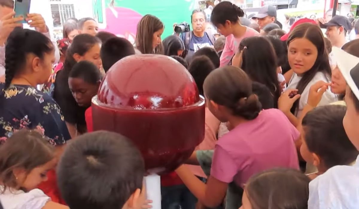 Colombina realizó el Bon Bon Bum más grande del mundo